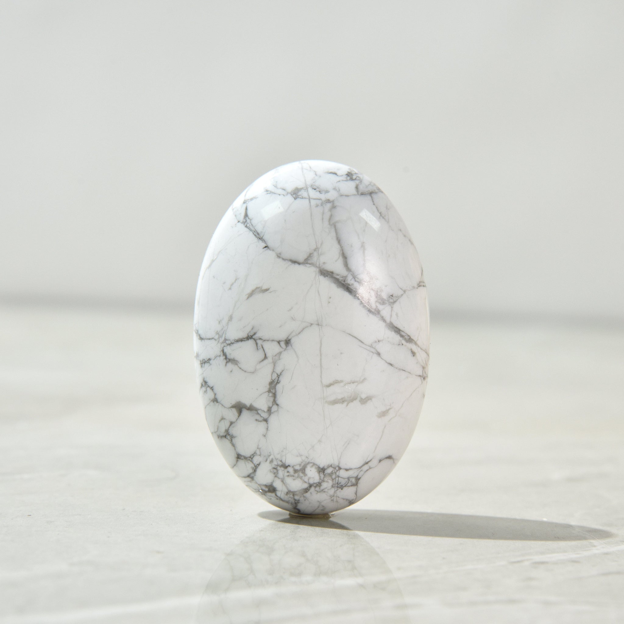 KALIFANO | AAA+ Howlite Palm Stone Worry Crystal - Reiki Howlita